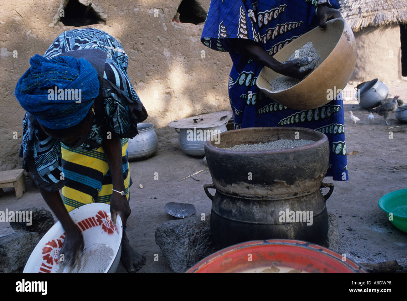 Women cooking maize Salia in the Beleco region Mali Stock Photo - Alamy