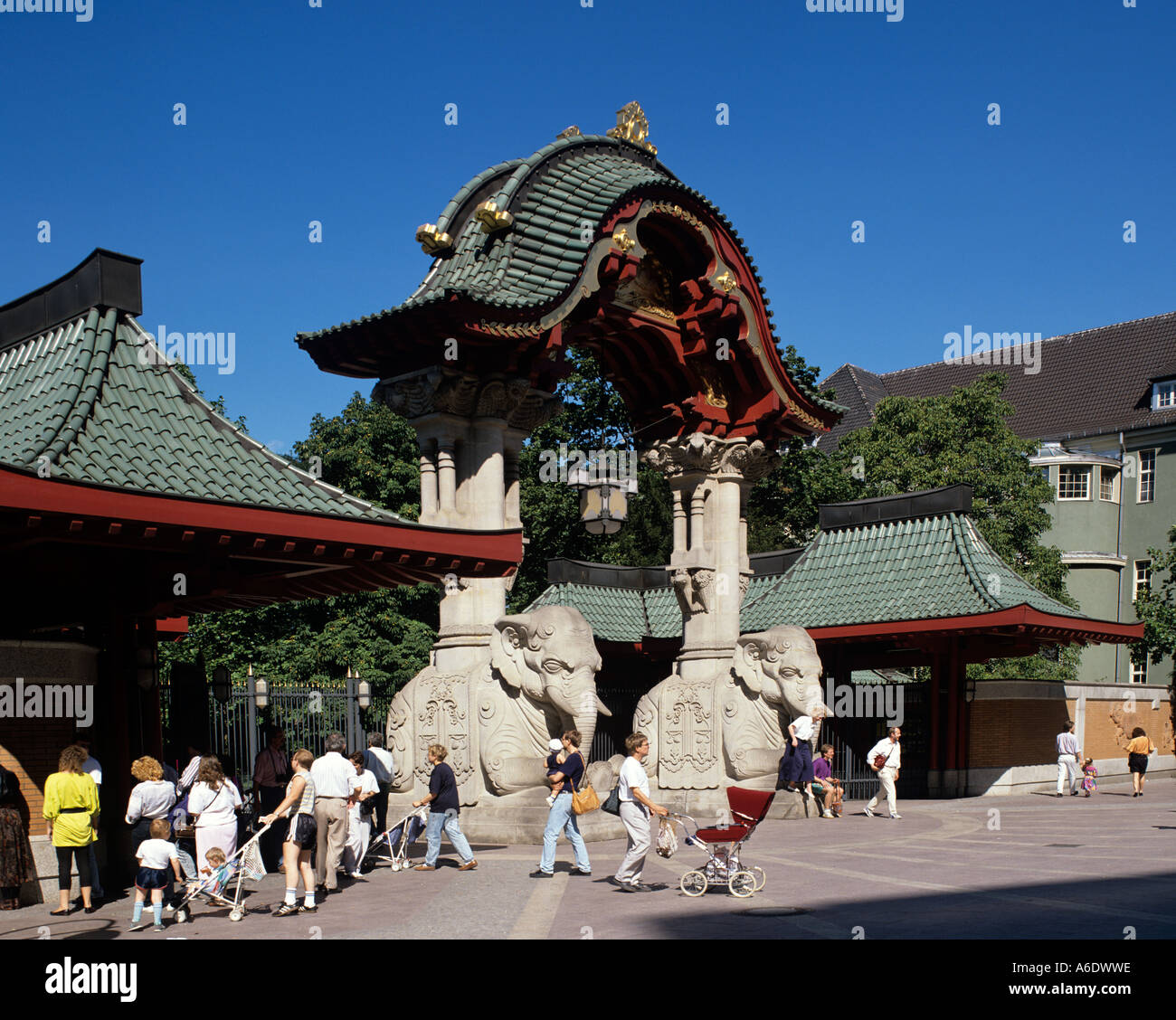 Zoo entrances hi-res stock photography and images - Alamy