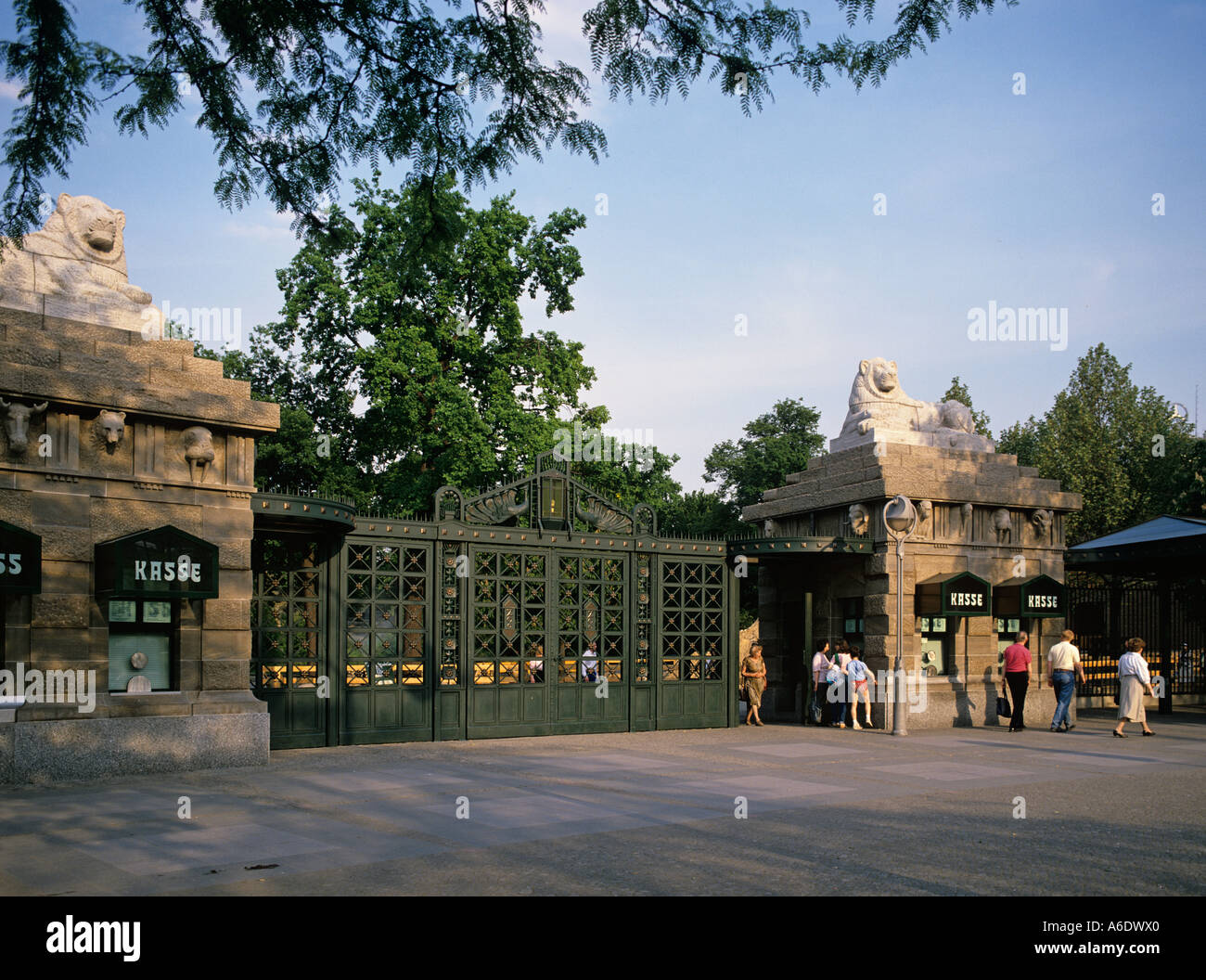 Zoo entrances hi-res stock photography and images - Alamy