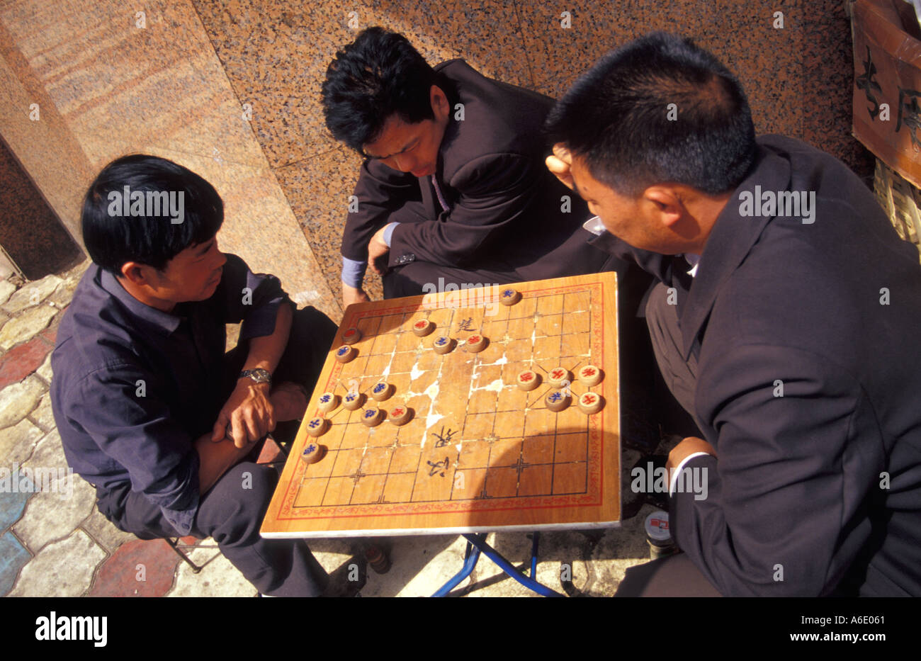 Men playing checkers board game hi-res stock photography and images - Alamy
