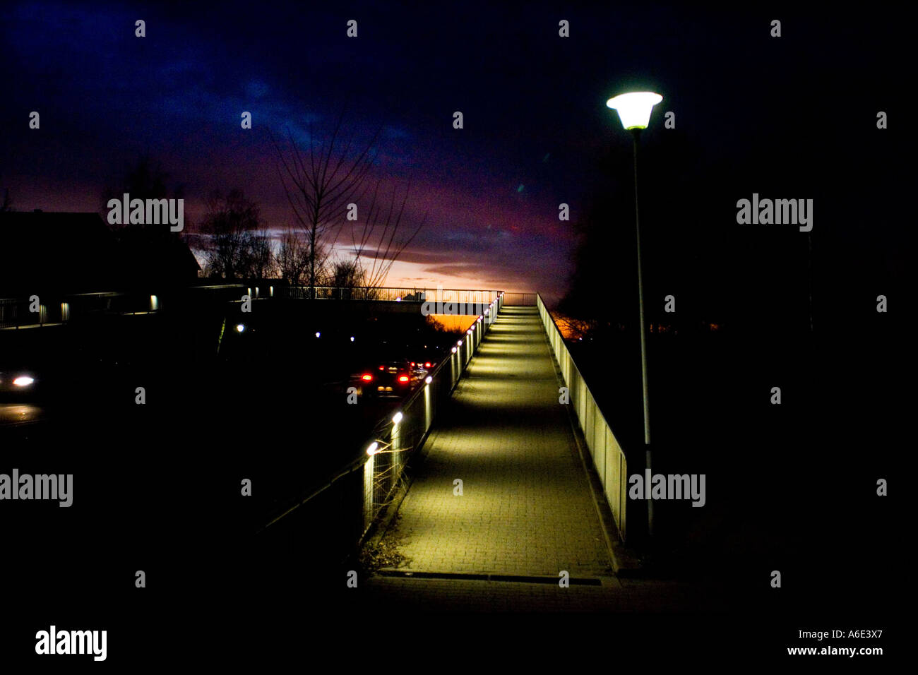 03.04.2005, DEU, Mannheim, danger point pedestrian bridge at night ...
