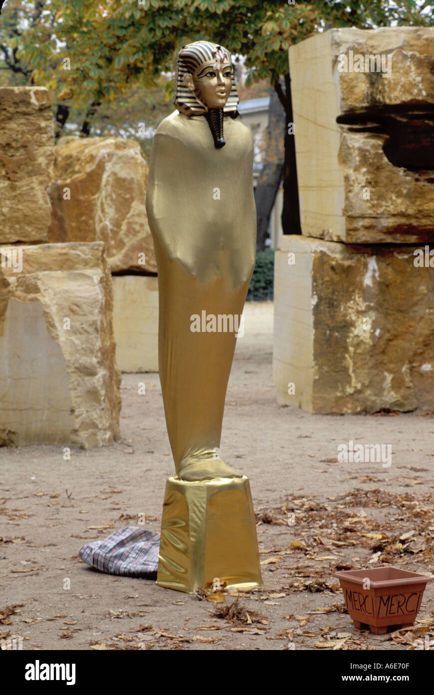 Mime artist paris hi-res stock photography and images - Alamy