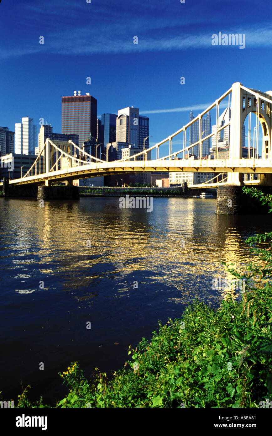 Vertical view skyline city pittsburgh hi-res stock photography and ...