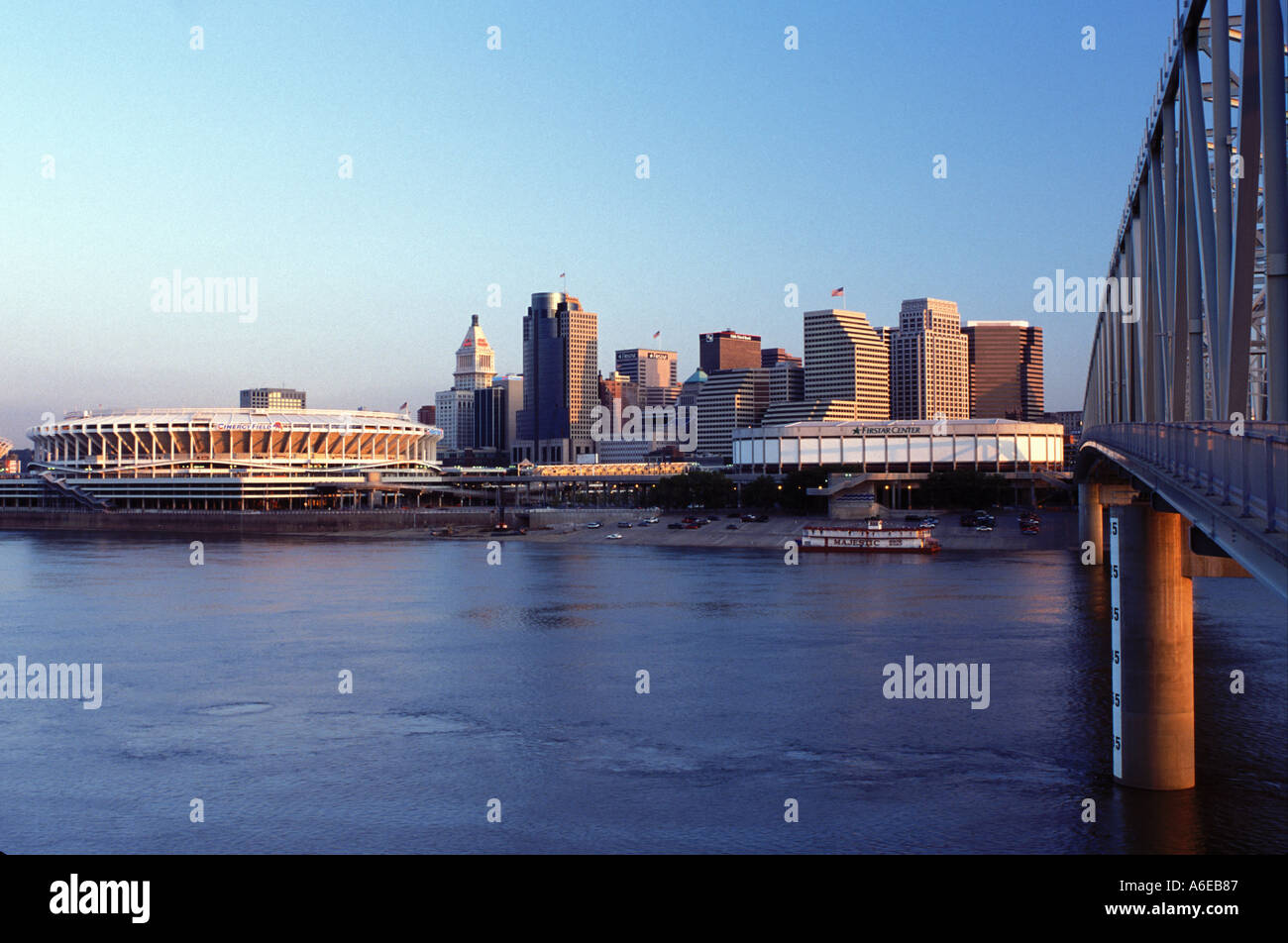 Cincinnati skyline bridge sunrise hi-res stock photography and images ...