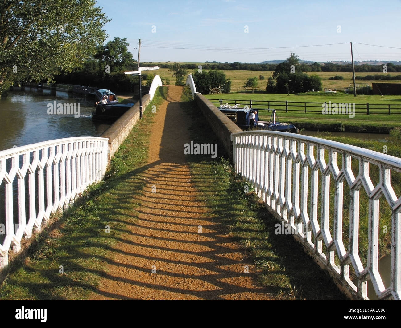 Junction canal northamptonshire hi-res stock photography and images - Alamy