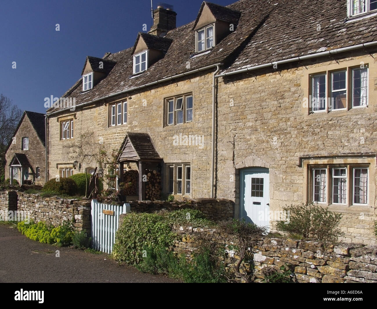cotswolds gloucestershire lower slaughter village Stock Photo - Alamy
