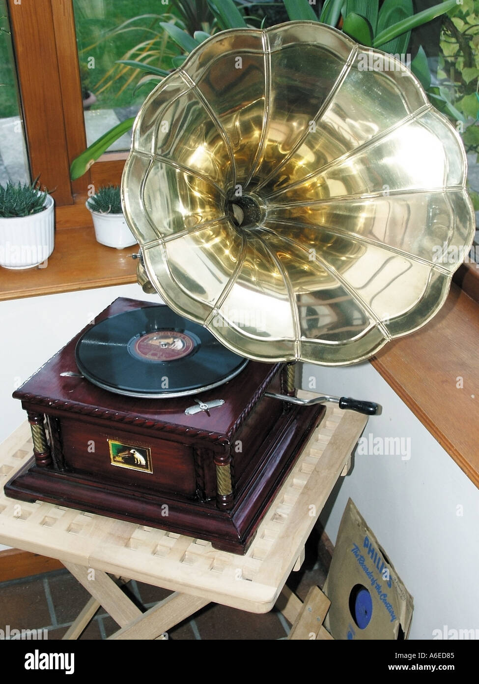 His master's voice gramophone hi-res stock photography and images - Alamy