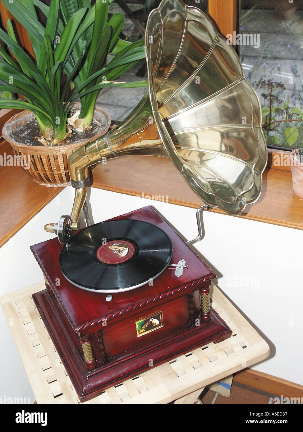 His master's voice gramophone hi-res stock photography and images - Alamy