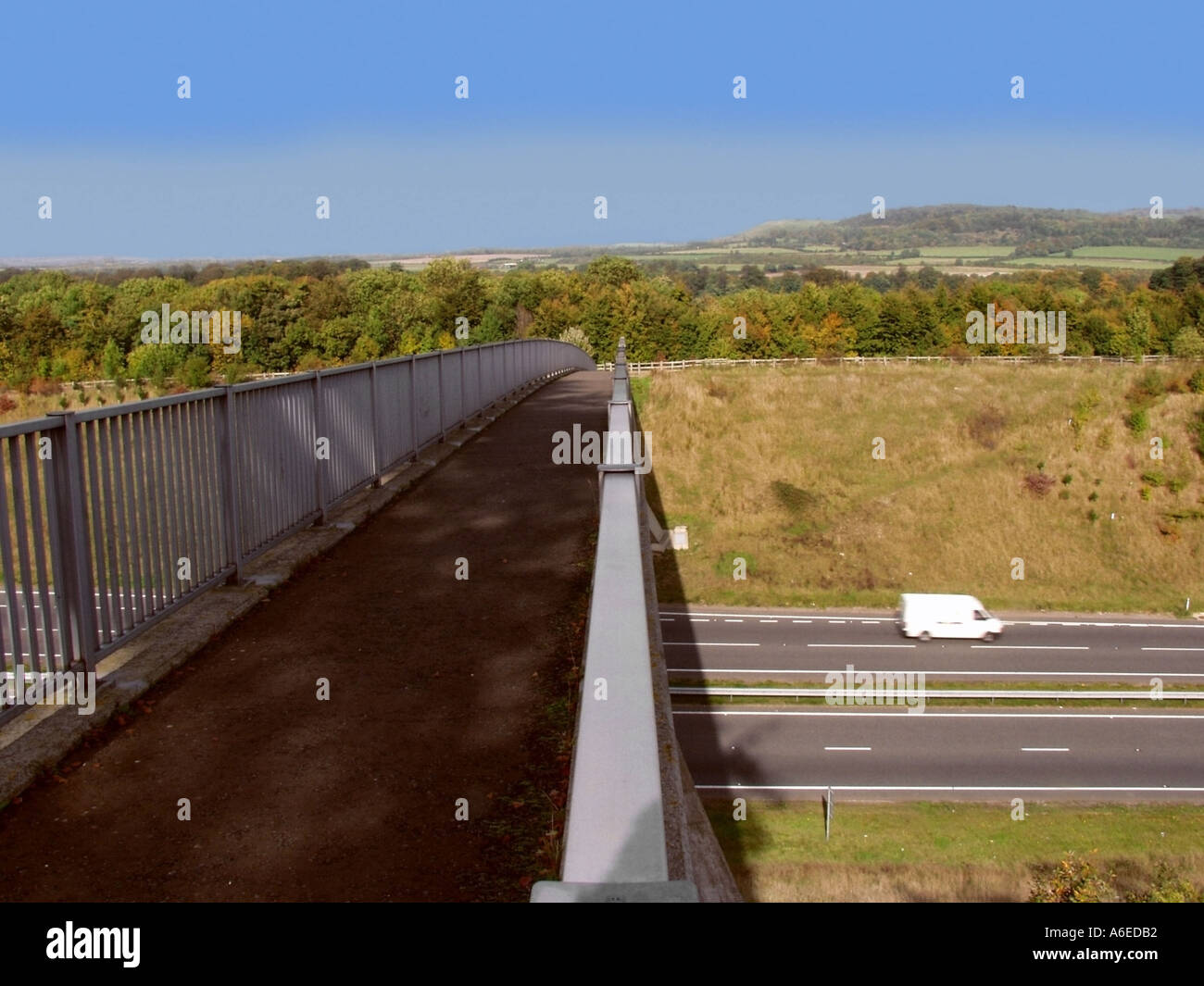 buckinghamshire chilterns ridgeway path bridge over A41 Stock Photo - Alamy