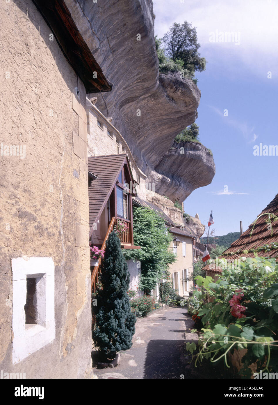 Les Eyzies De Tayac Dordogne Perigord France footpath at front of ...