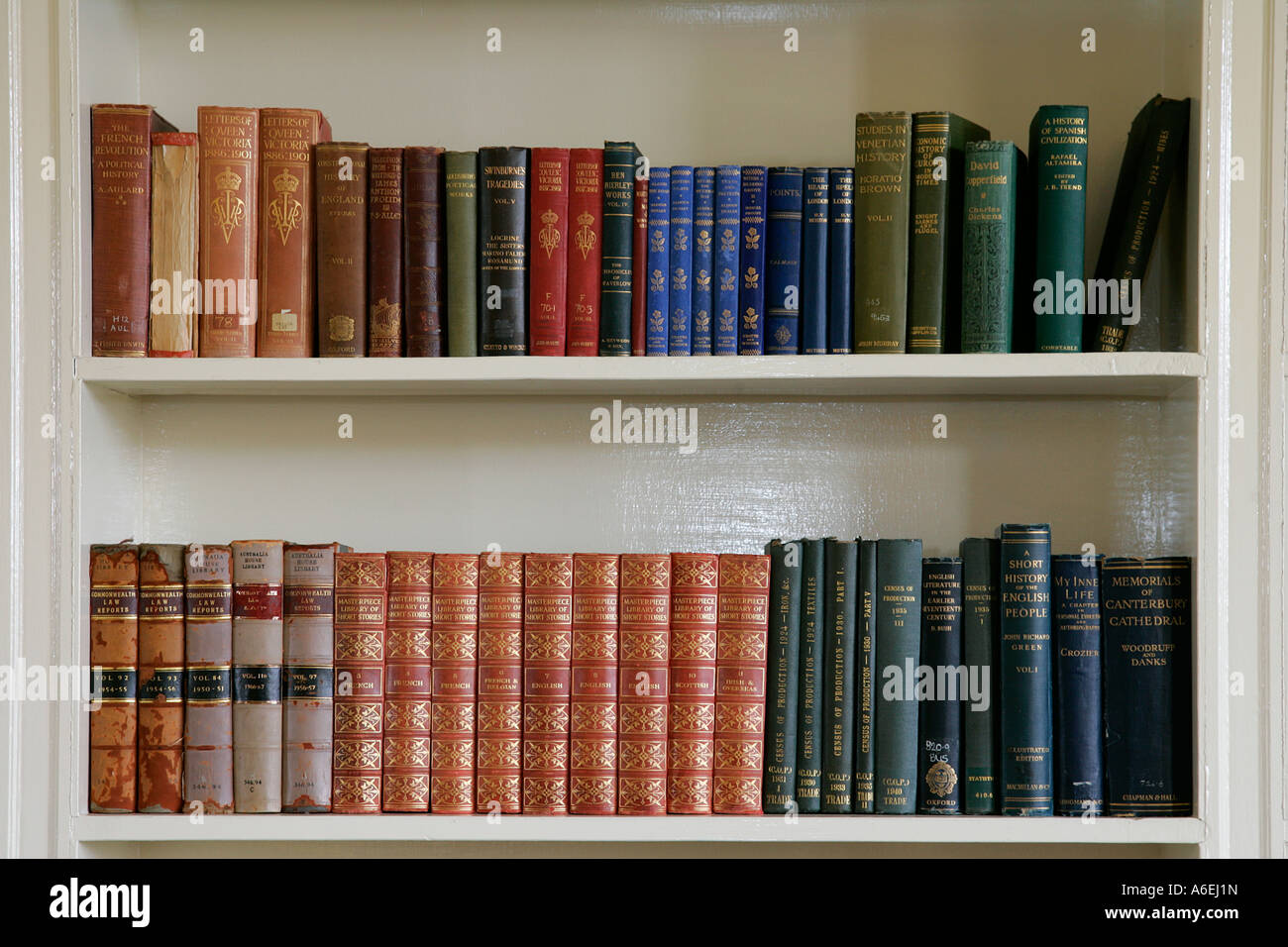 bookshelf bookcase book interior hotel Stock Photo - Alamy