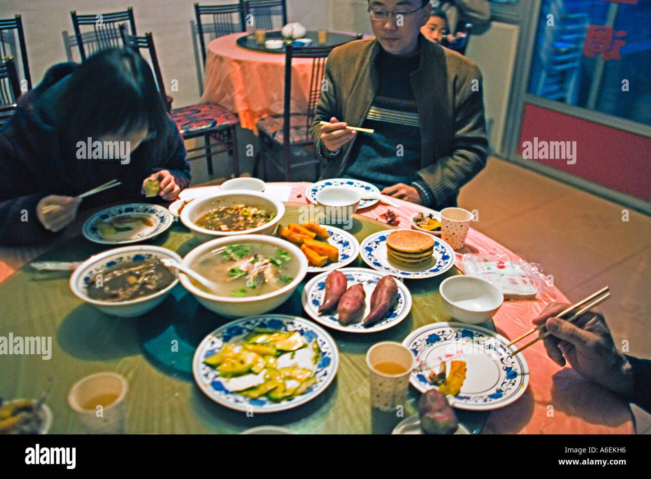 China family meal hi-res stock photography and images - Alamy