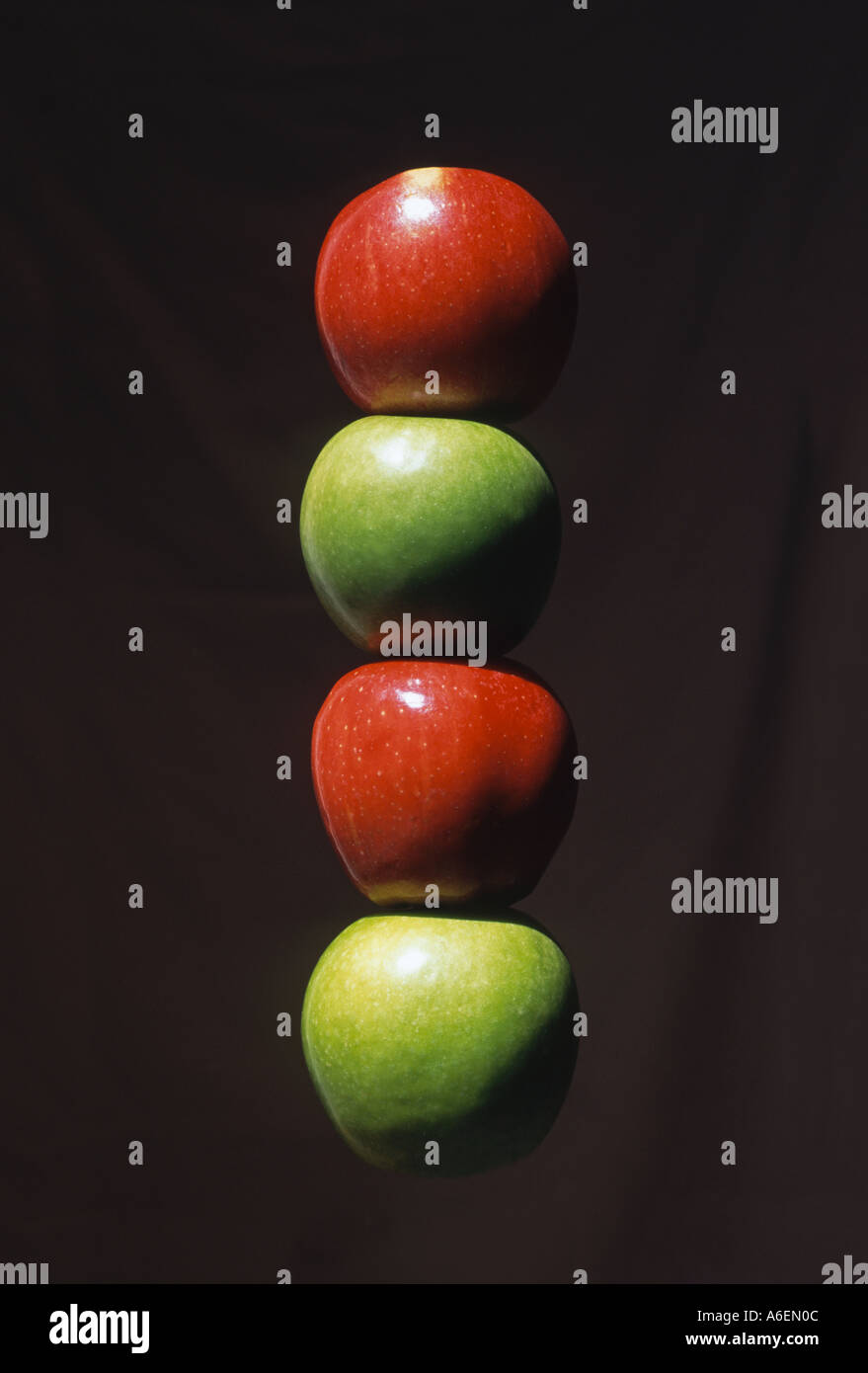 Apples red green fruit two four hi-res stock photography and images - Alamy