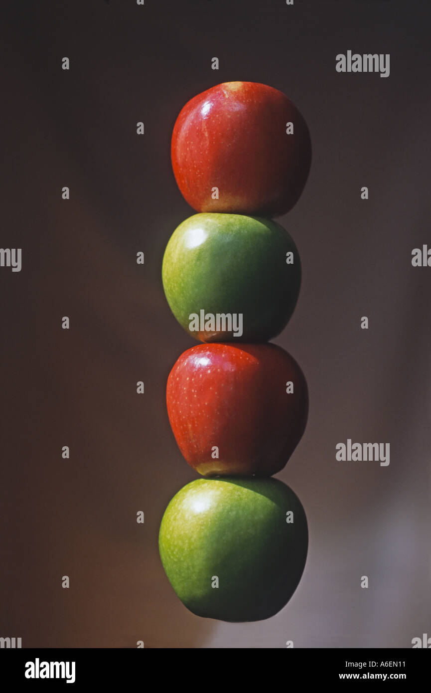 Apples red green fruit two four hi-res stock photography and images - Alamy