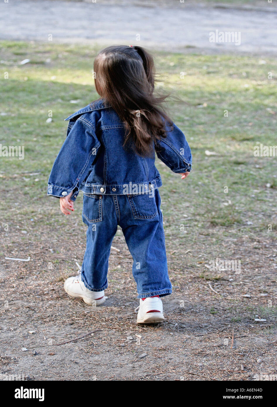 a little girl walking away from camera Stock Photo - Alamy