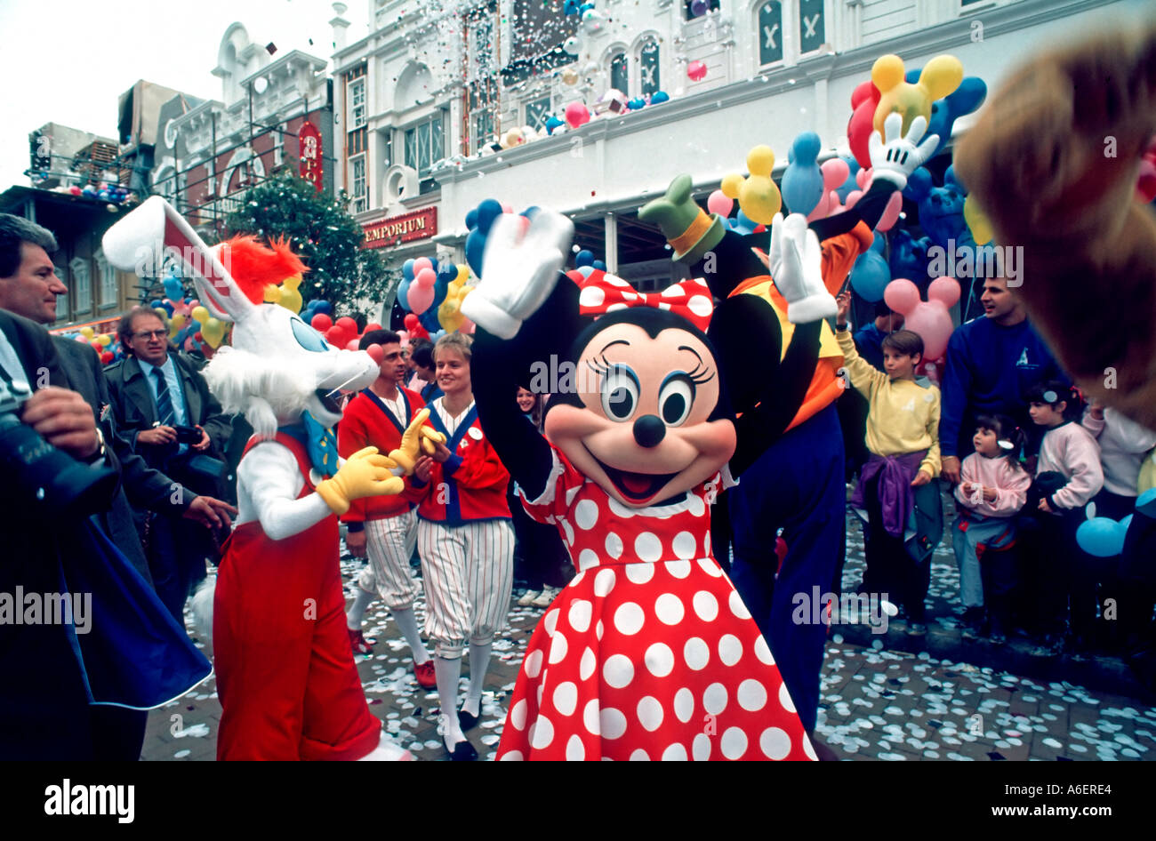 Minnie Mouse Waving Hi