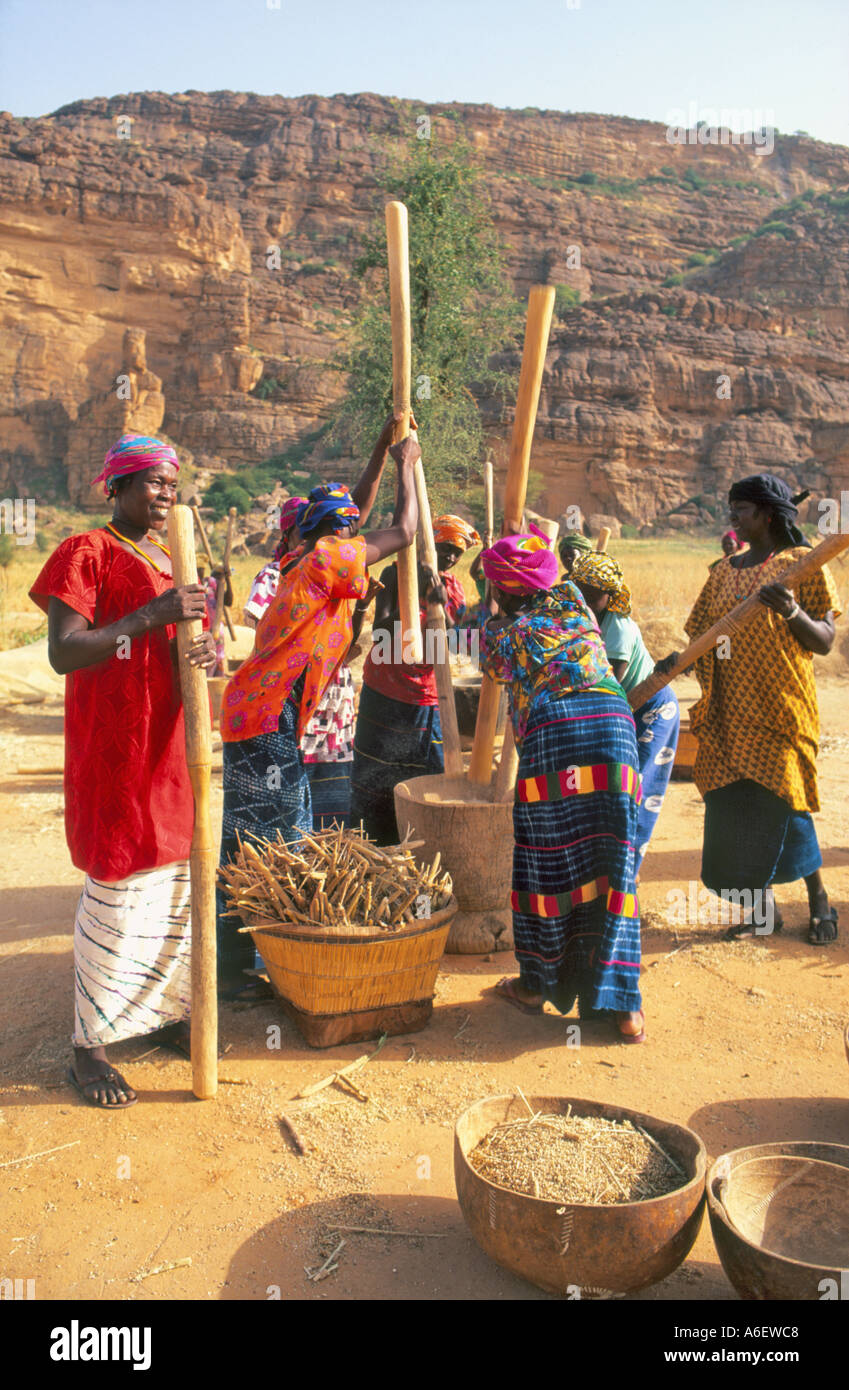 Africa pounding flour hi-res stock photography and images - Alamy
