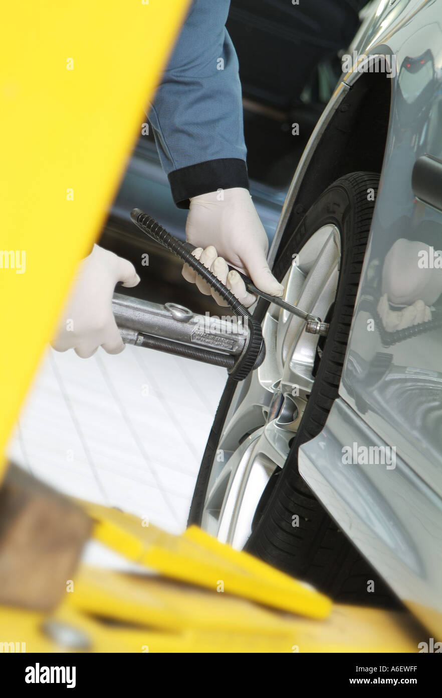 mechanic checking tyre pressure Stock Photo - Alamy