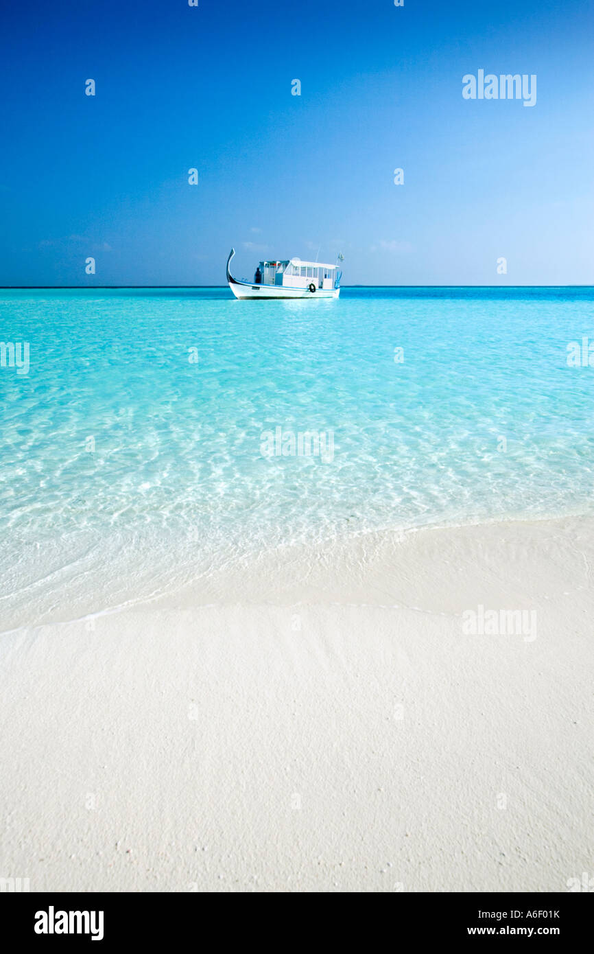 Dhoni Boat desert island sandbank The Maldives Stock Photo - Alamy