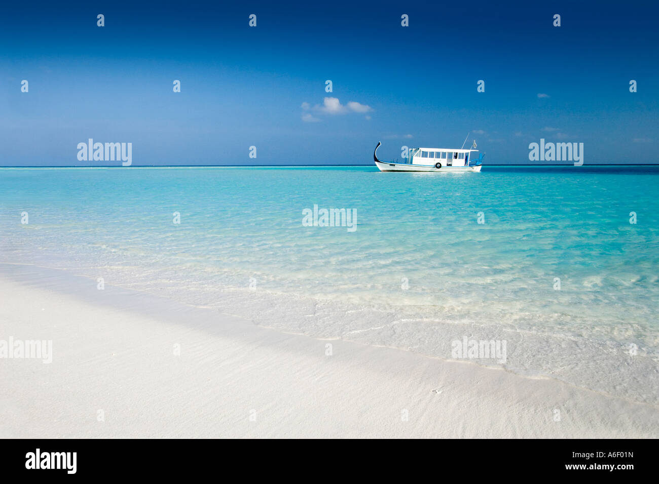 Dhoni Boat desert island sandbank The Maldives Stock Photo - Alamy