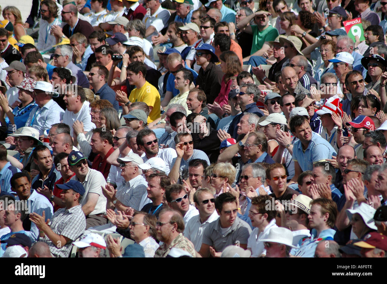 Spectators fans crowds audiences people hi-res stock photography and ...