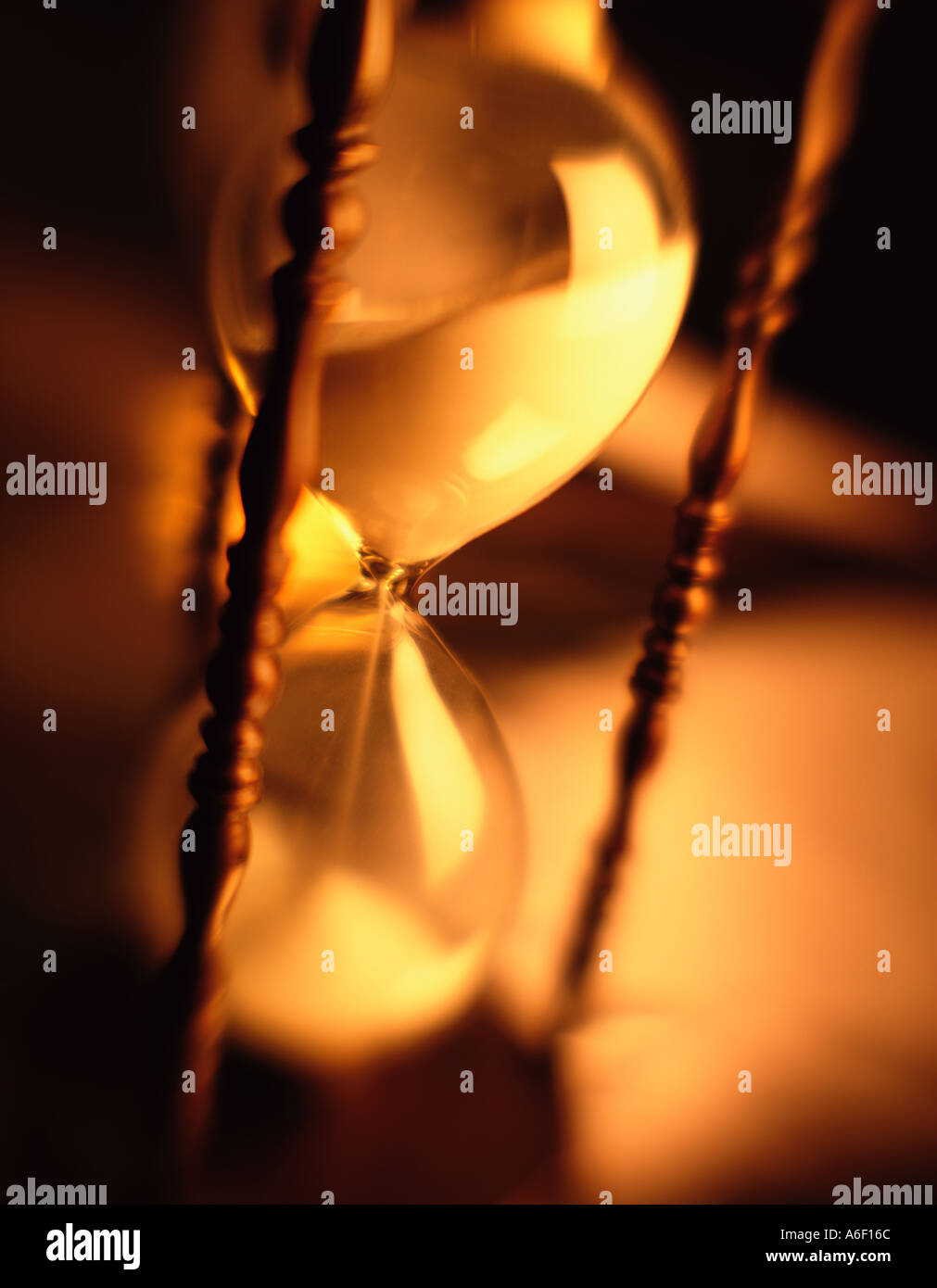 Sand falling through hourglass hi-res stock photography and images - Alamy