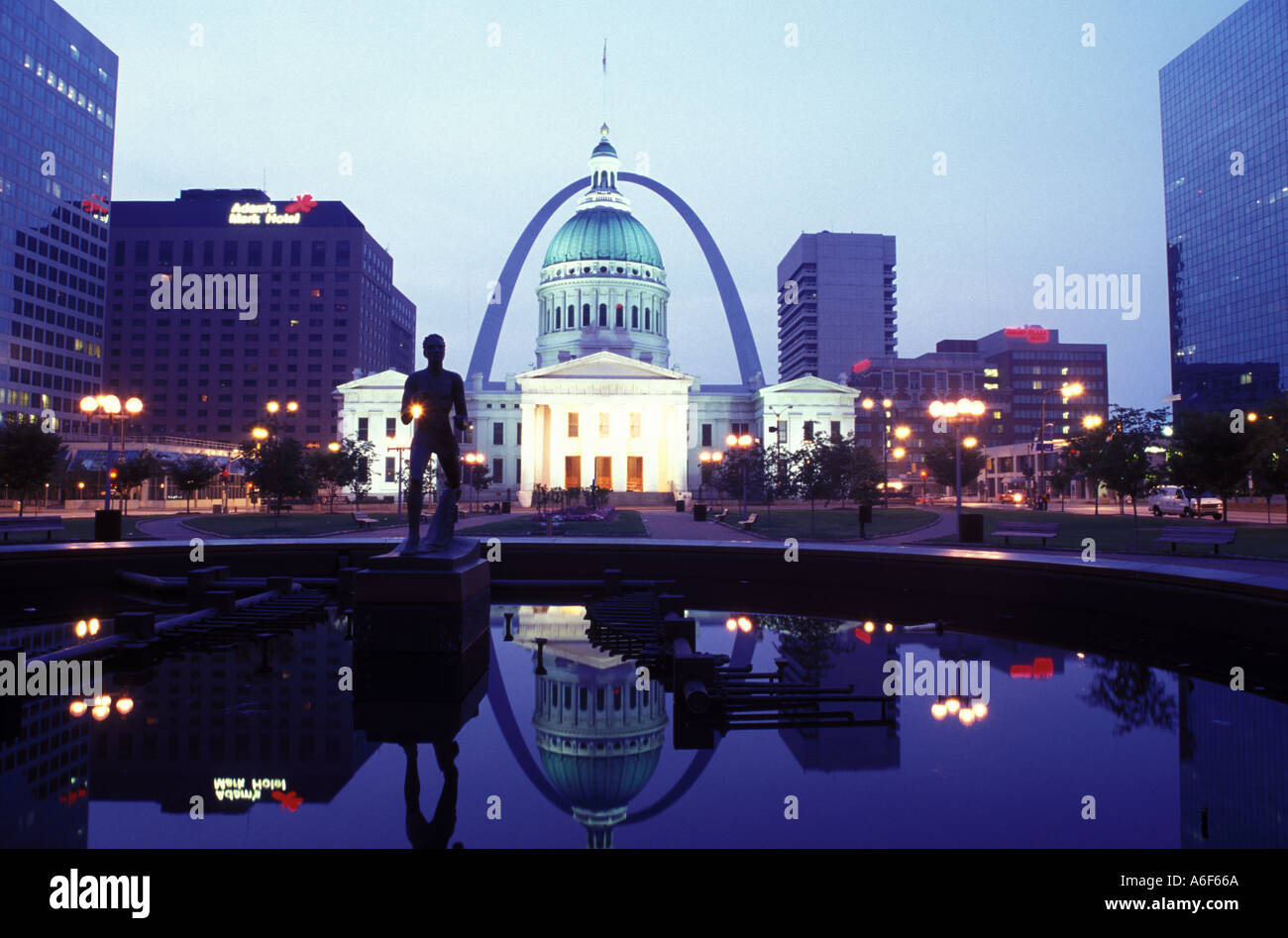St louis mirror hi-res stock photography and images - Alamy