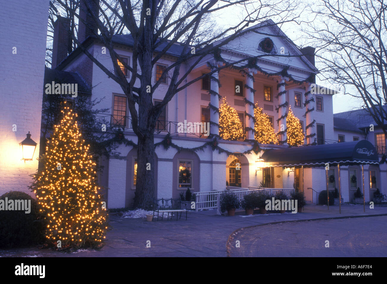 Colonial williamsburg inn hi-res stock photography and images - Alamy