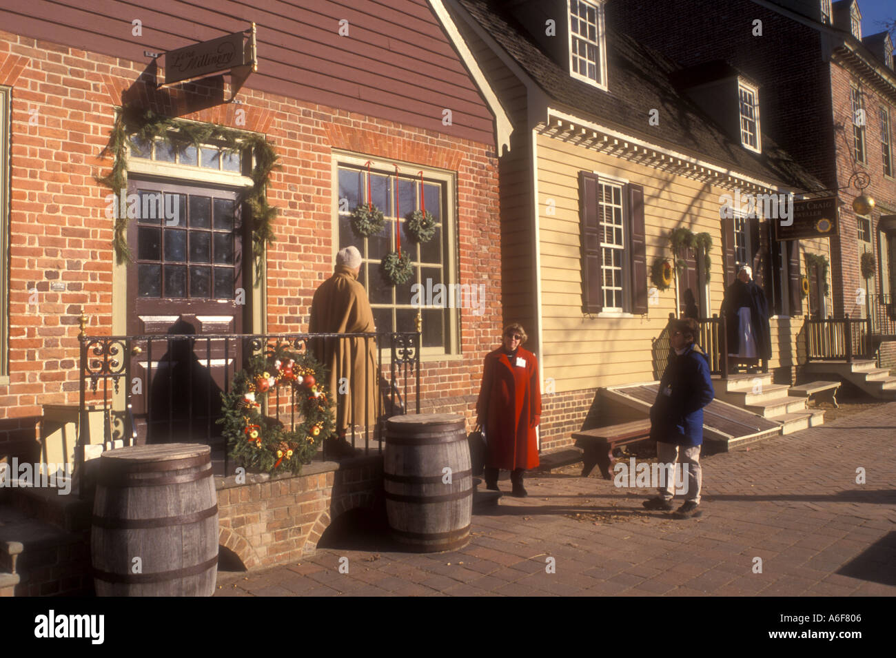 Colonial costumes williamsburg hi-res stock photography and images - Alamy