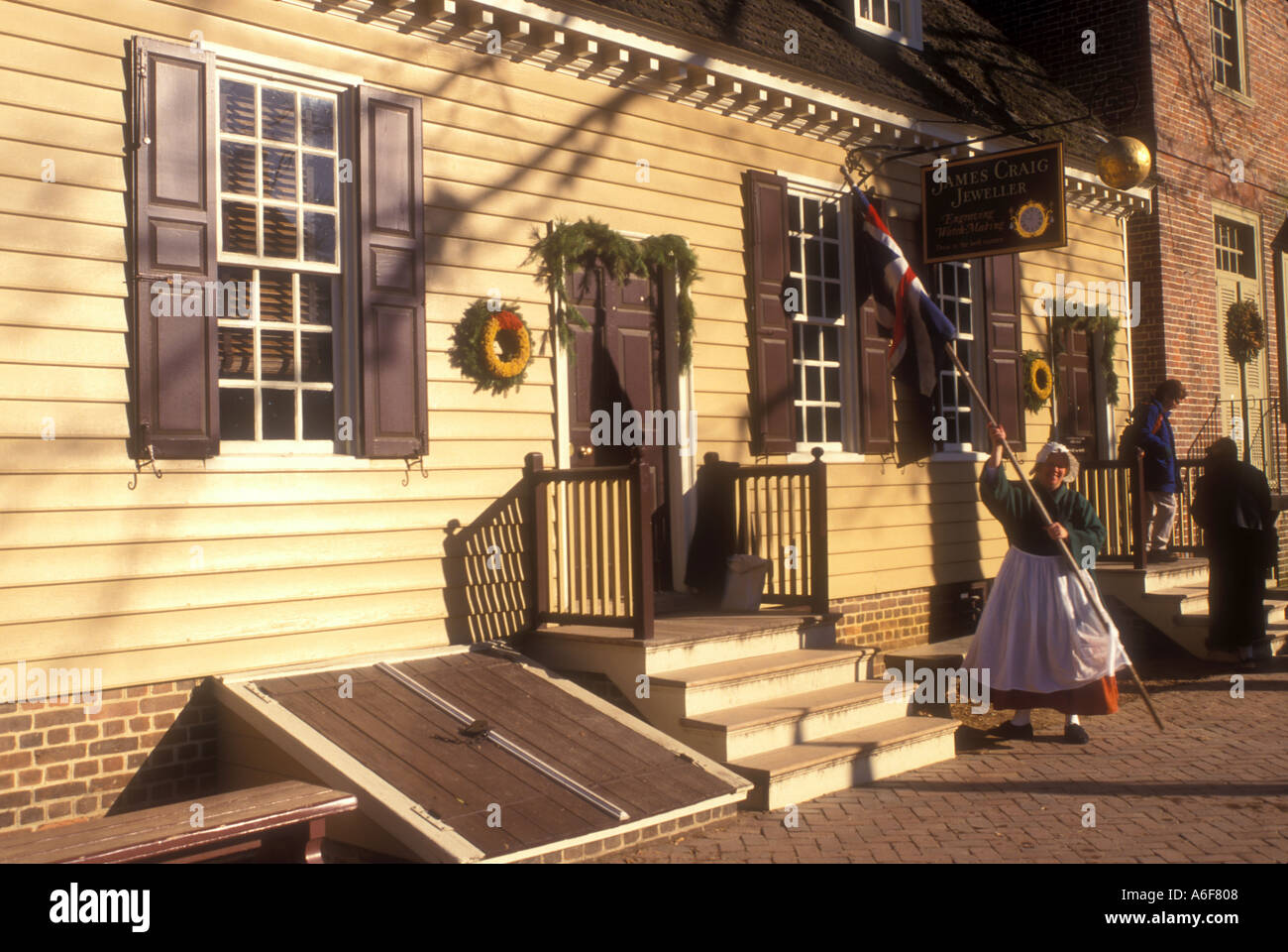 Colonial costumes williamsburg hi-res stock photography and images - Alamy