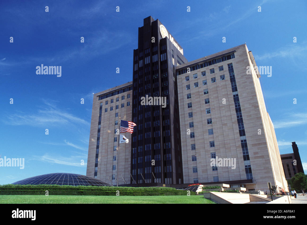 Mutual omaha headquarters building hi-res stock photography and images ...