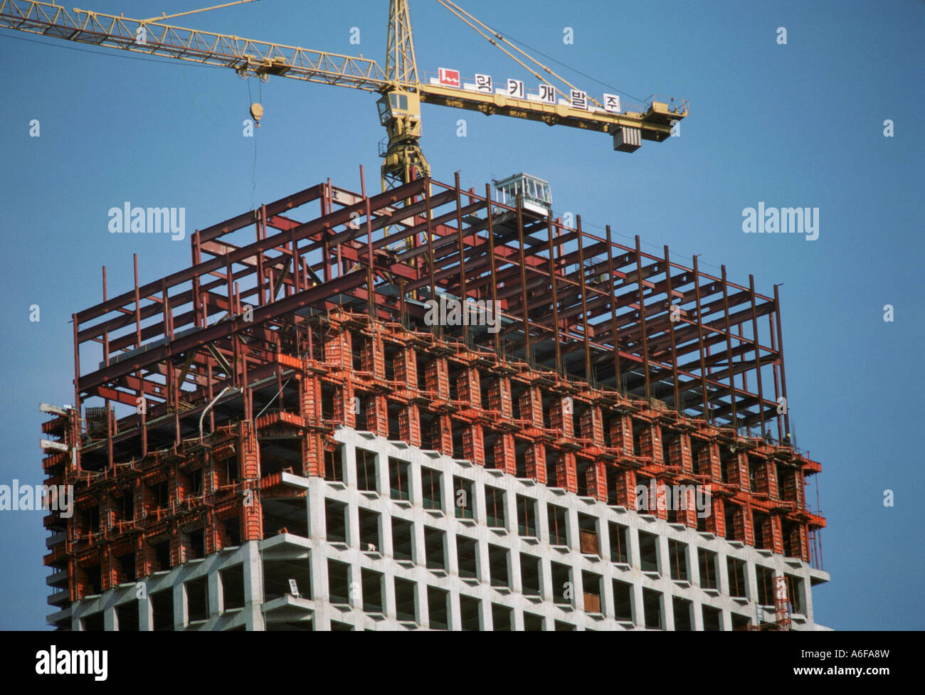 Half built skyscraper hi-res stock photography and images - Alamy