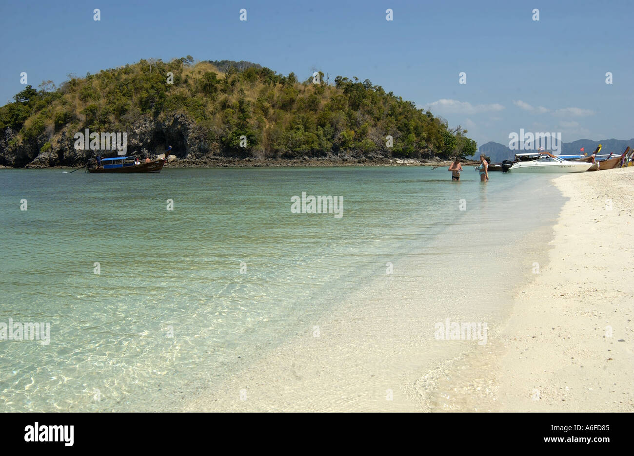 Walk across the sea,"Taley Wak", the sandbar connecting two islands ...