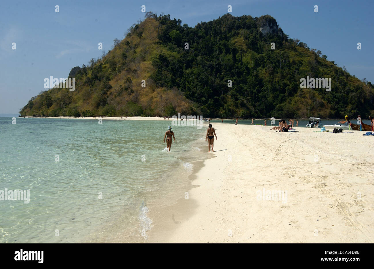 Walk across the sea,"Taley Wak", the sandbar connecting two islands ...
