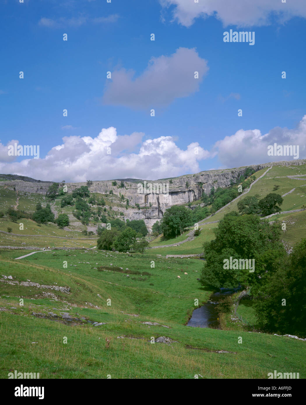 Malham Cove, Malhamdale, Yorkshire Dales National Park, North Yorkshire ...