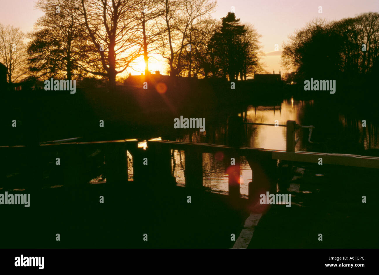 Sunset over Gargrave Lock, Leeds-Liverpool canal, Gargrave, North ...
