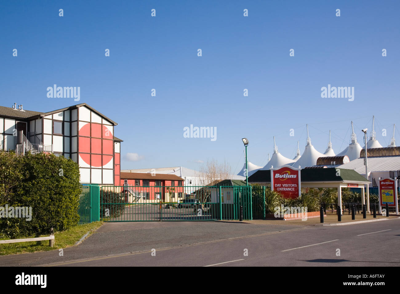 Bognor Regis West Sussex England Uk Butlins Holiday Camp Chalets And Day Visitor Entrance Stock