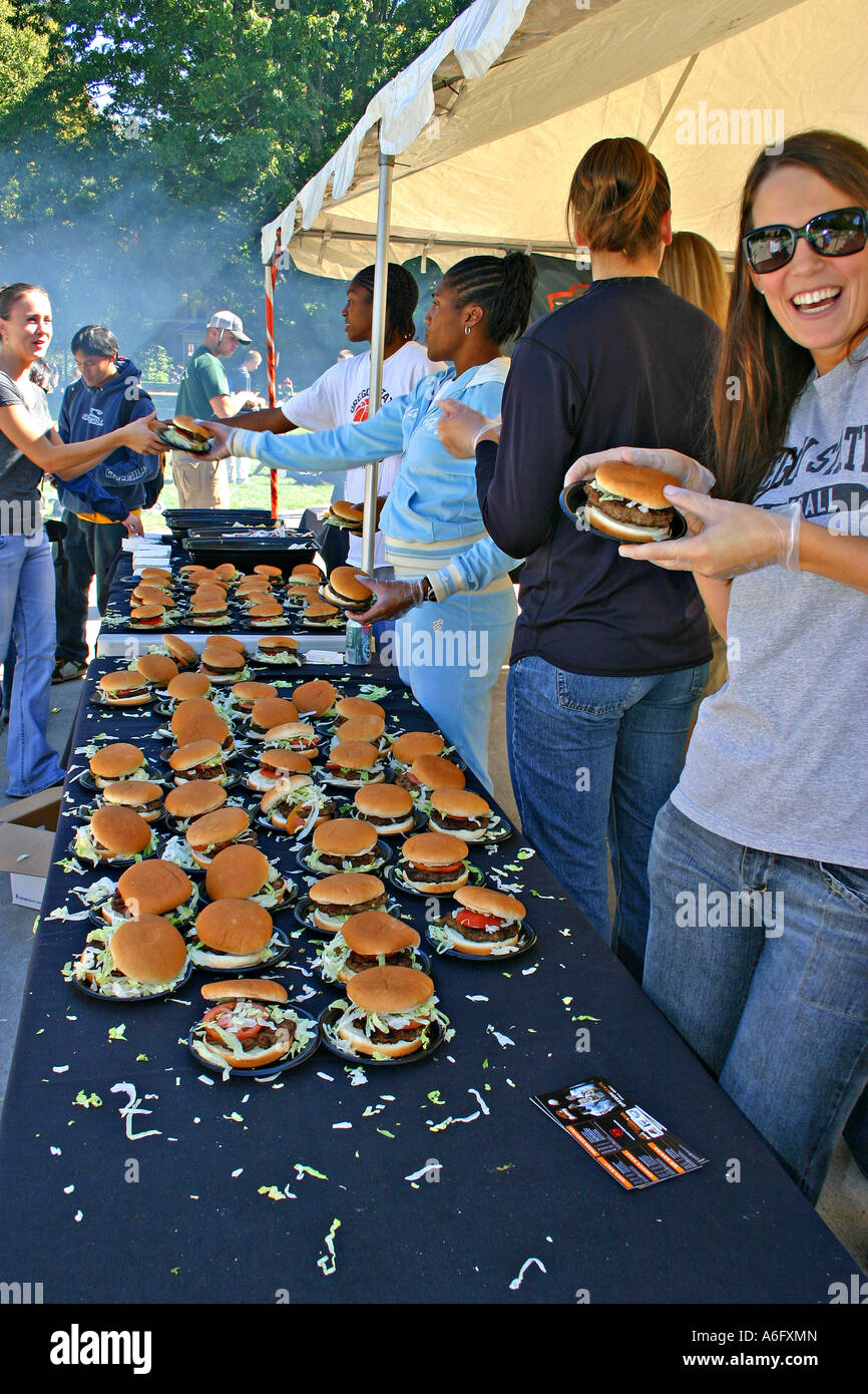 Students cooking university hi-res stock photography and images - Alamy