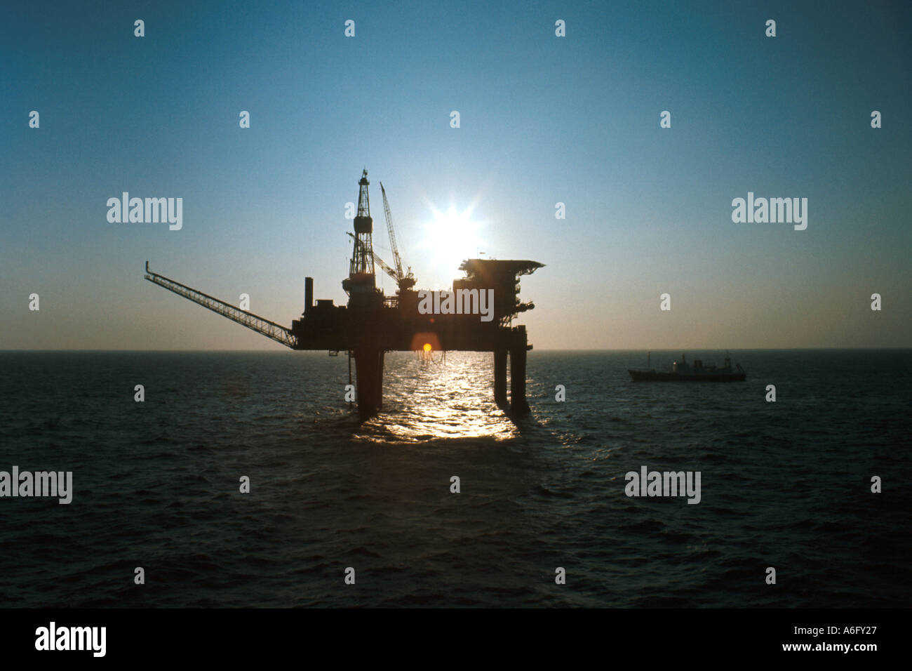 Shell oil north sea hi-res stock photography and images - Alamy