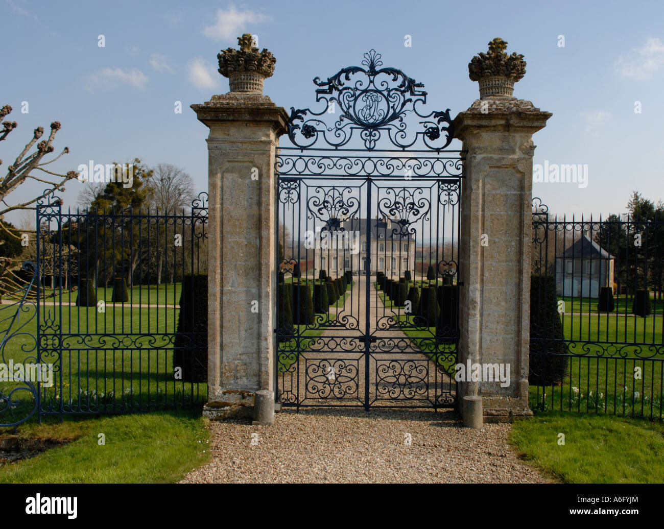 French chateau gates hi-res stock photography and images - Alamy