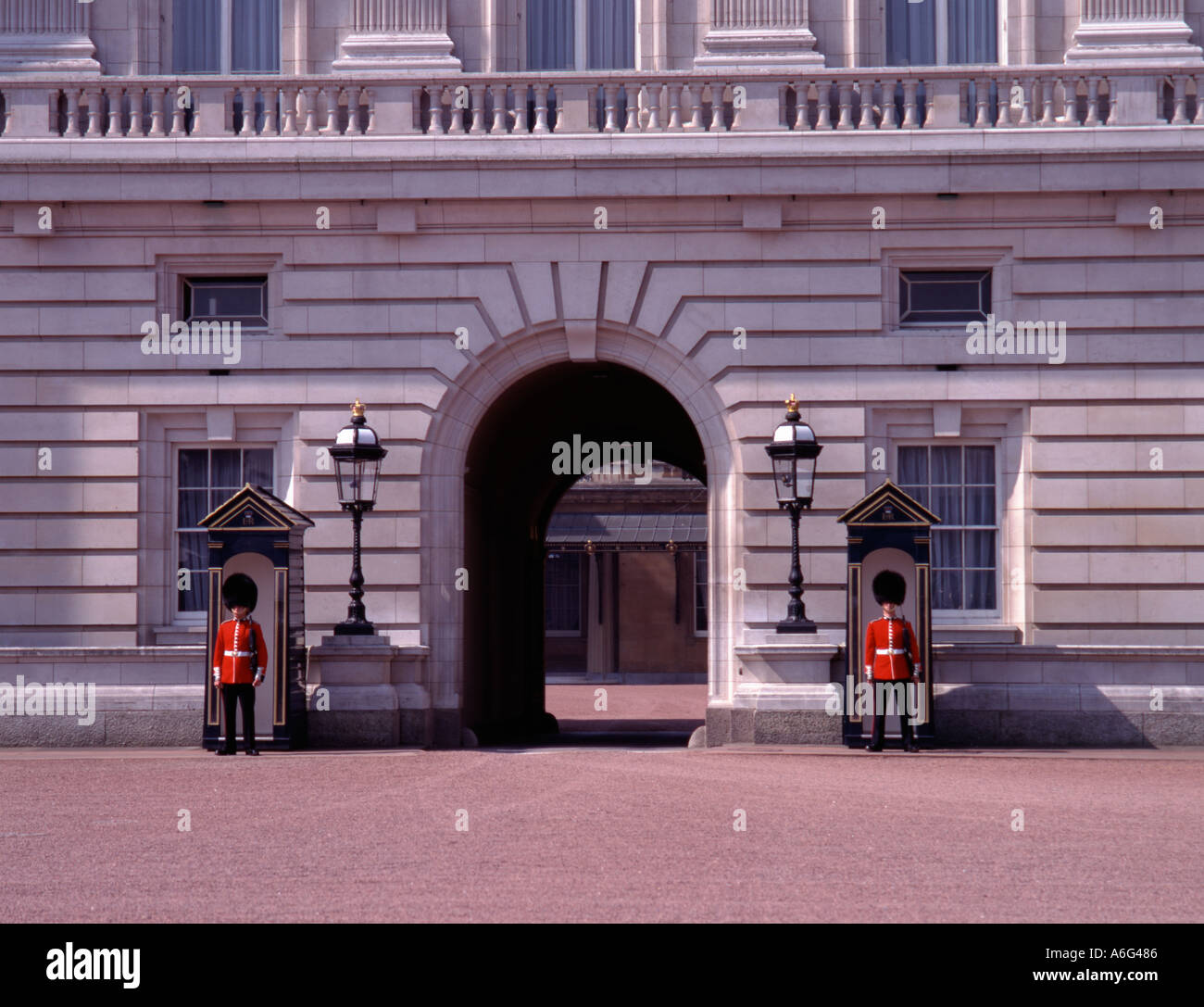 Queen red box buckingham palace hi-res stock photography and images - Alamy