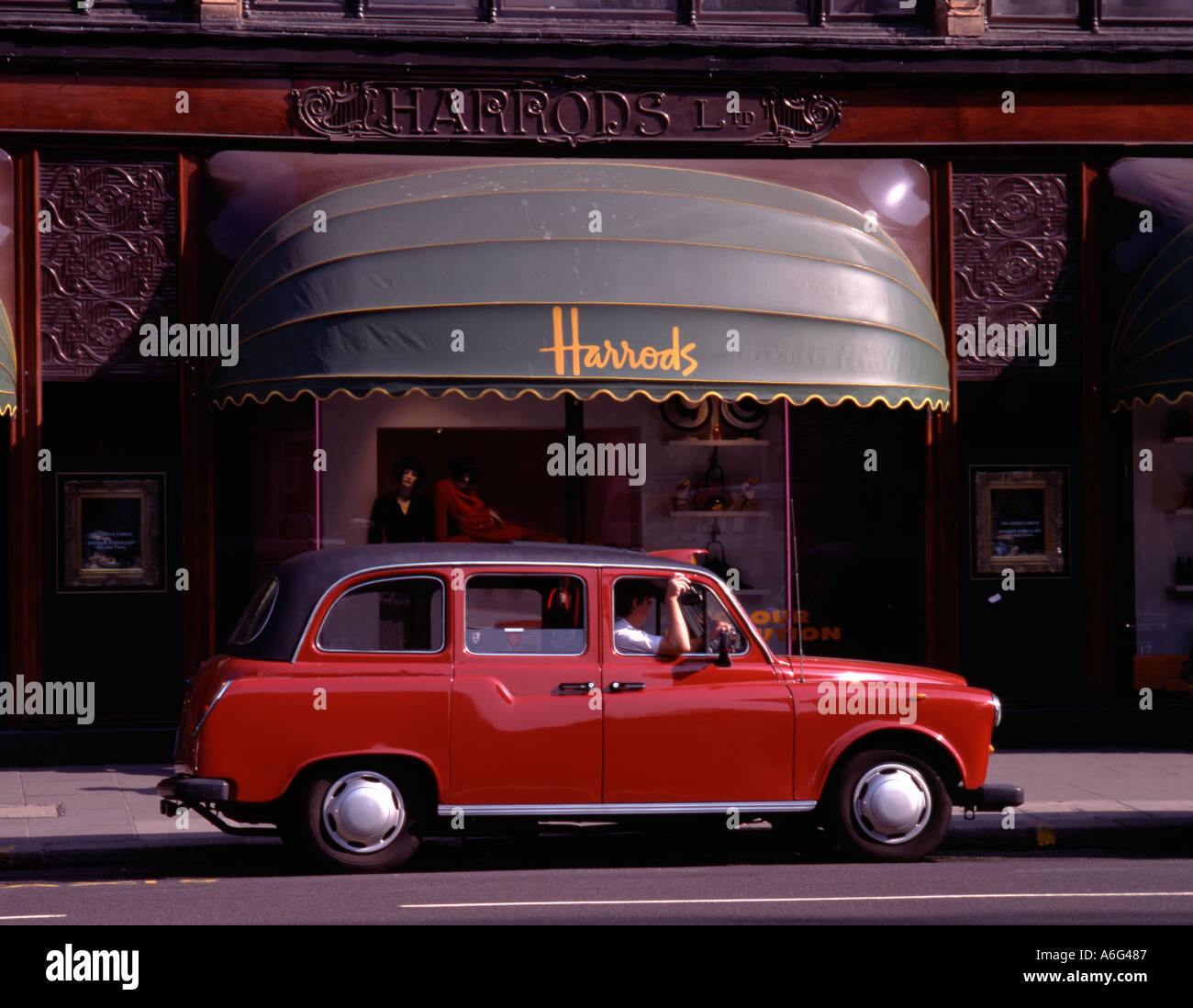 Taxi cab outside Harrods, Knightsbridge, London, England, UK Stock ...