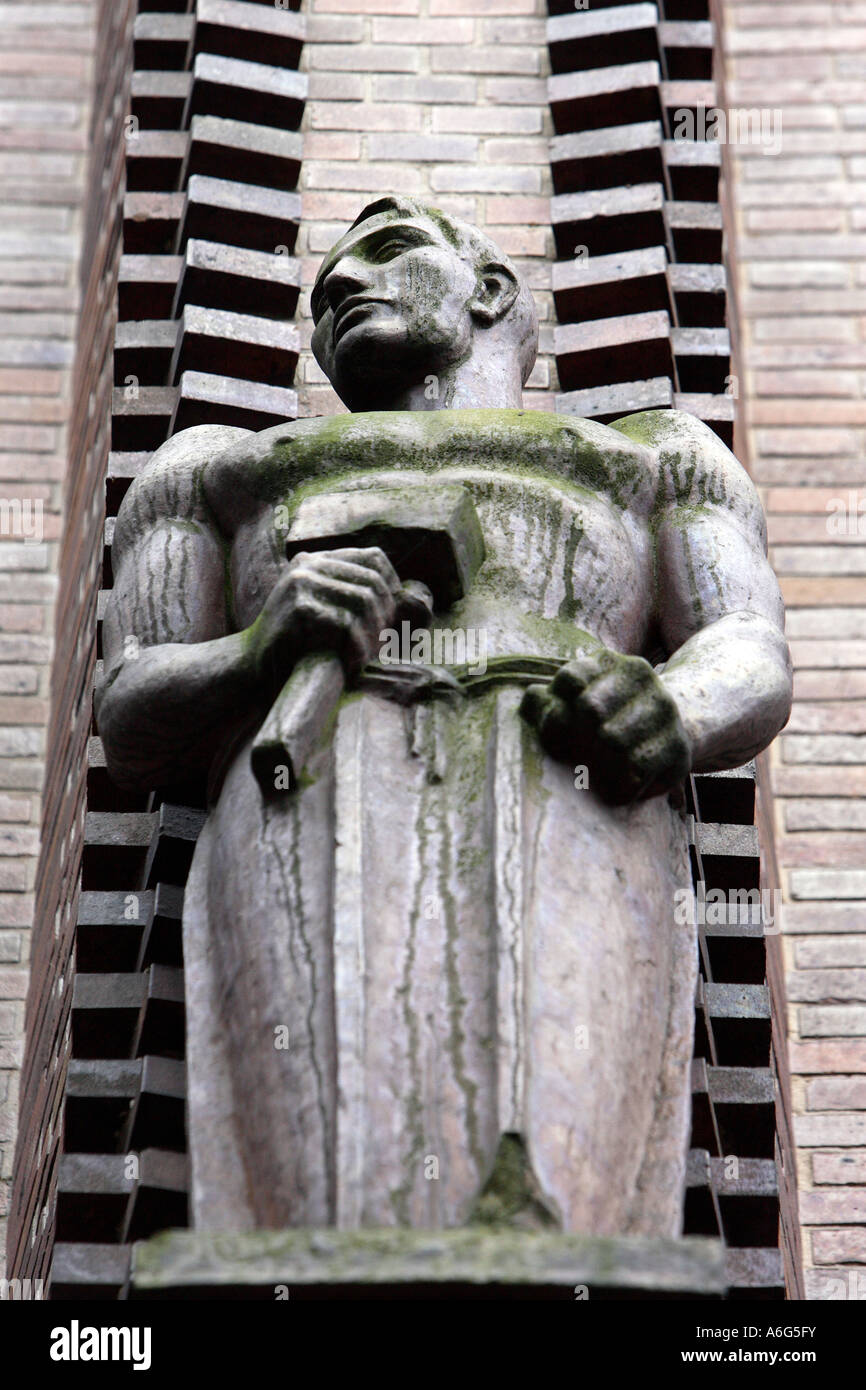 Sculpture of workman hi-res stock photography and images - Alamy