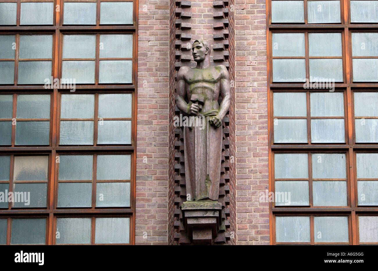 Sculpture of workman hi-res stock photography and images - Alamy