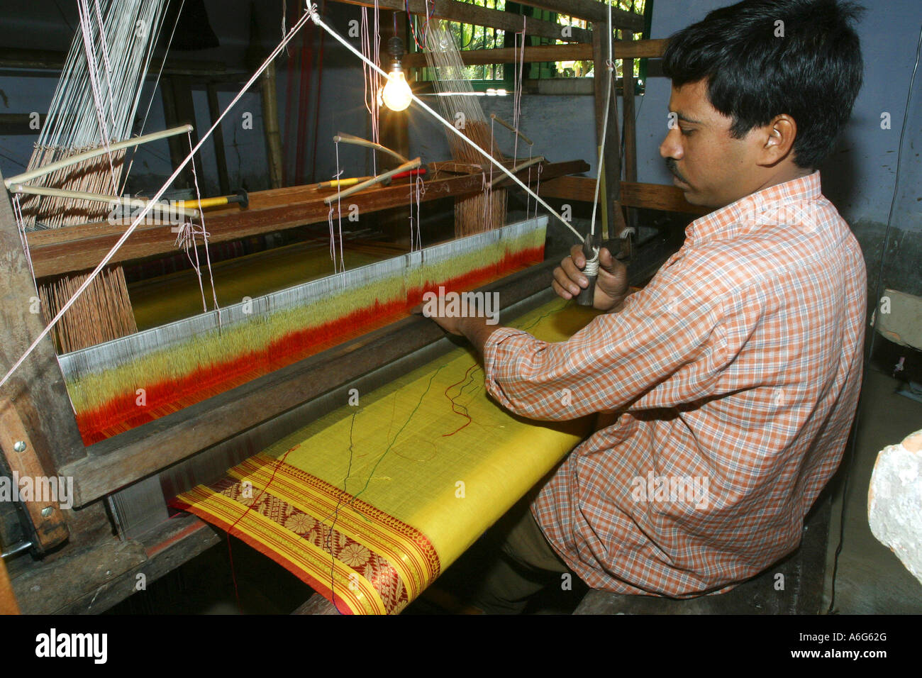 Indian man weaving a sari, Ananda Kendra, Westbengalia, India Stock ...