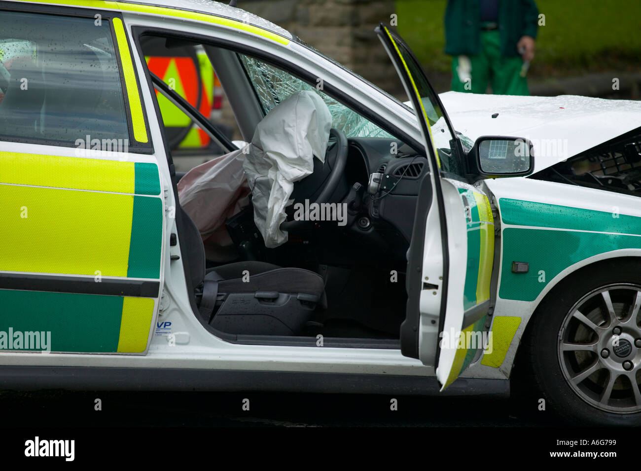 VOLVO V40 AMBULANCE WRECKED IN COLLISION WHILE ON EMERGENCY CALL Stock ...