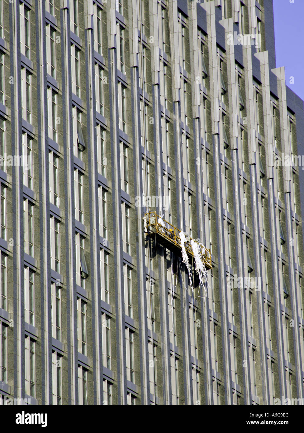 Workers cleaning windows downtown beijing hi-res stock photography and ...