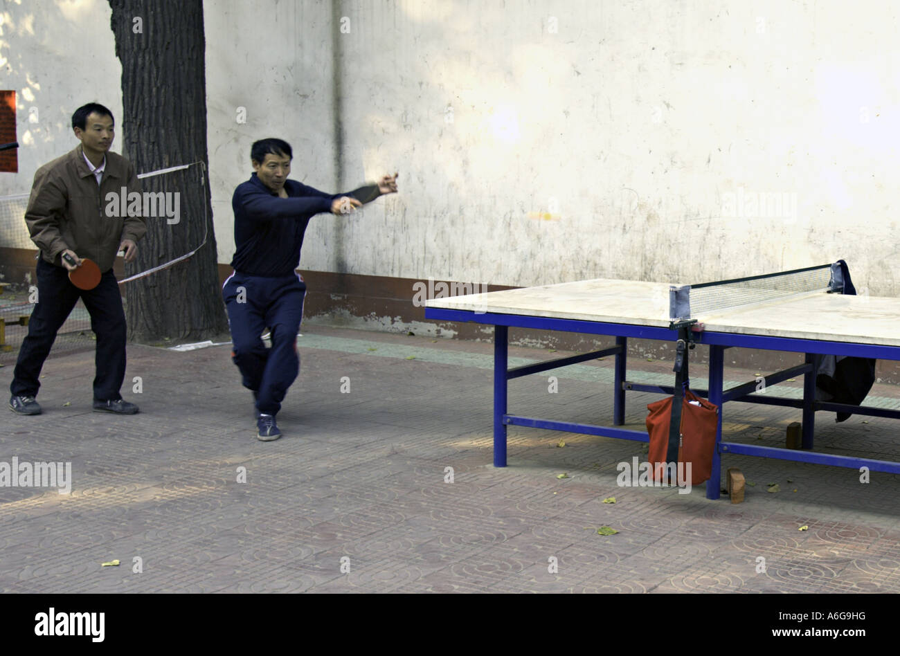 Chinese people playing ping pong hi-res stock photography and images ...