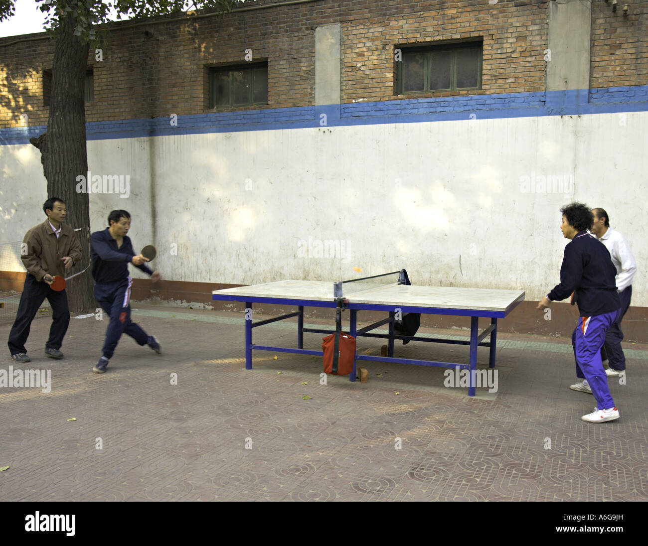 Chinese people playing ping pong hi-res stock photography and images ...