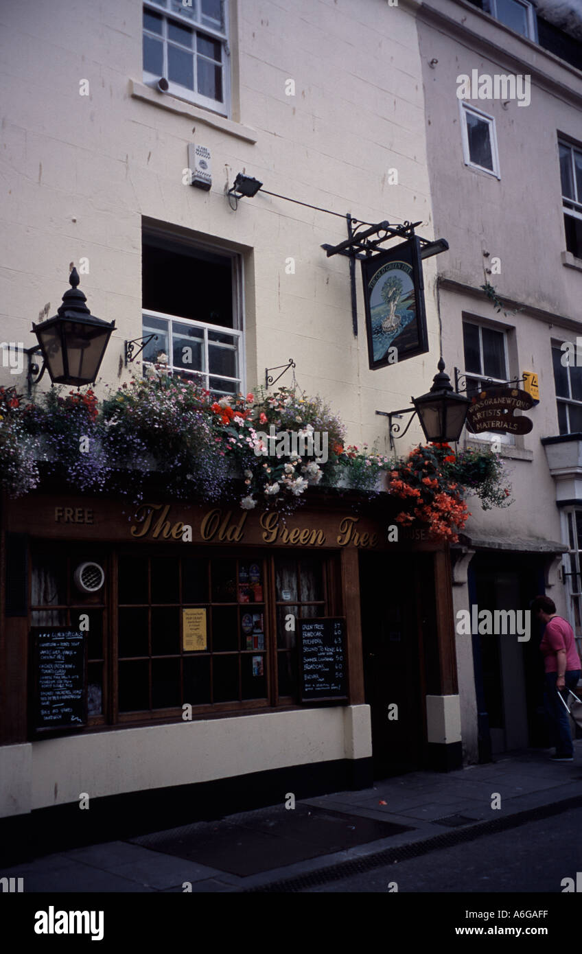The old green tree pub exterior hi-res stock photography and images - Alamy